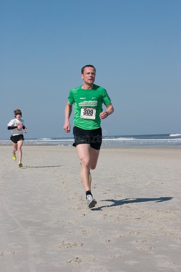5 & 10 Mile Winter Beach Run Editorial Stock Photo - Image of healthy ...