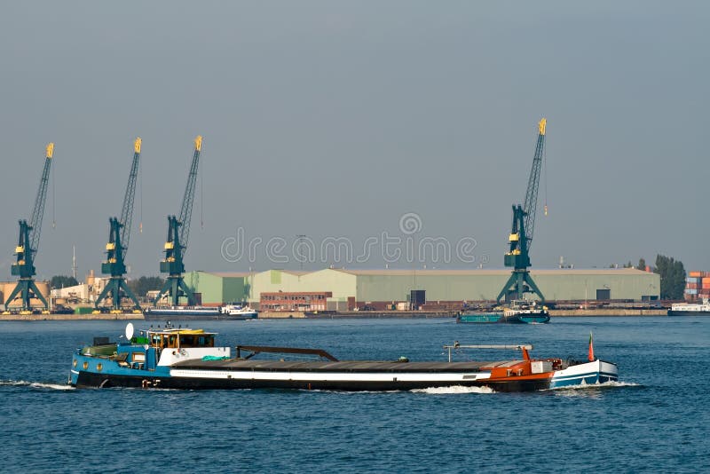 Aak stock afbeelding. Image of containers, hijstoestellen - 7350623