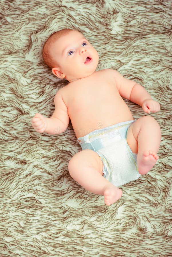 Aanbiddelijk Weinig Baby in Luier Stock Afbeelding - Image of mensen ...