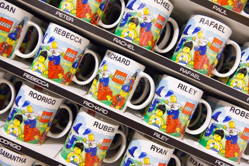Aangepaste LEGO-mokken Met Namen Redactionele Foto - Image of wereld ...