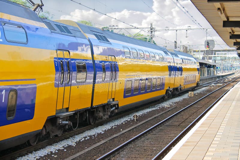 Aankomst Van De Trein Bij Post Stock Afbeelding - Image of nederlands ...