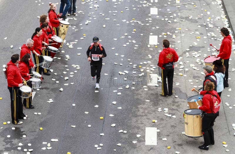 Het Gevend Aanmoedigingsconcept, Leuke Meisje Trekt Houden ` T Opgeeft ...