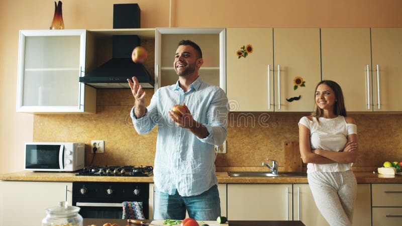 Aantrekkelijk Houdend Van Paar Die Pret in De Keuken Hebben De Knappe ... Aantrekkelijk Houdend Van Paar Die Pret in De Keuken Hebben De Knappe ...