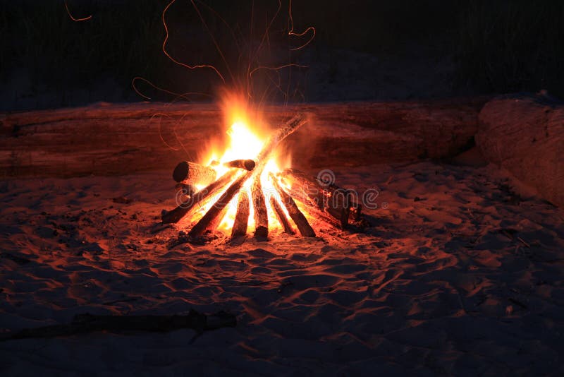 Kampvuur op het strand stock foto. Image of nave, verbranding - 32789920