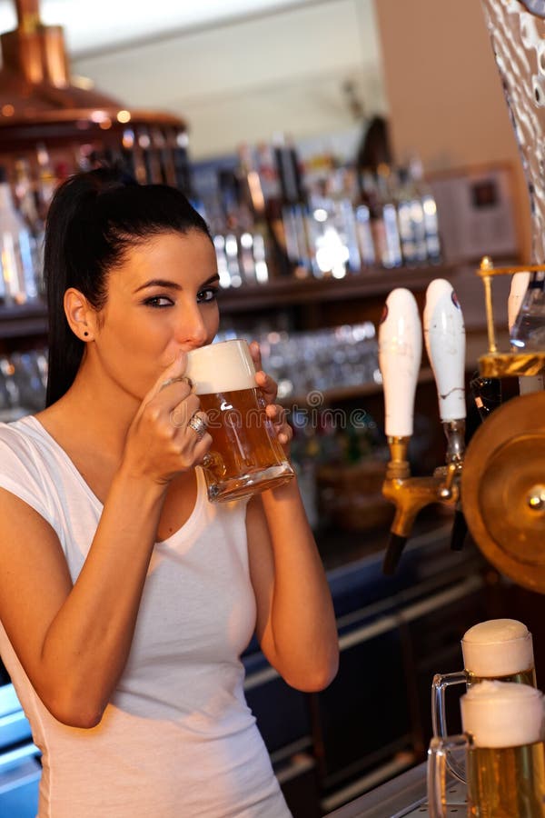 Aantrekkelijke Barman Die Vers Bier Van Het Vat Proeft Stock Afbeelding ...