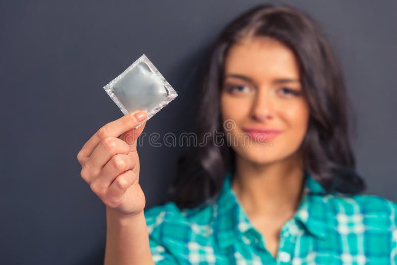 Aantrekkelijke Jonge Vrouw Met Condoom Stock Foto - Image of menselijk ...