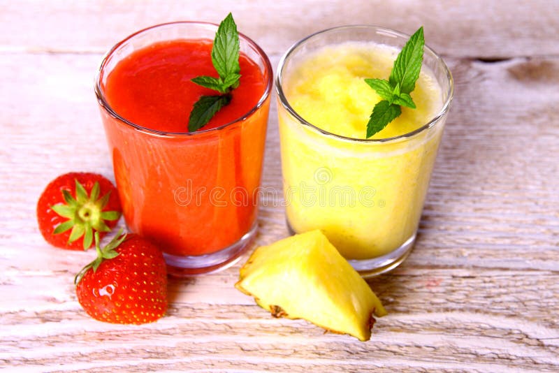 Aardbei En Ananas Smoothie in Glas Met Vruchten, Munt Stock Foto ...