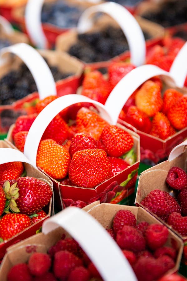 Een Bakje Van Braambessen En Drie Verse Aardbeien Op Een Witte ...
