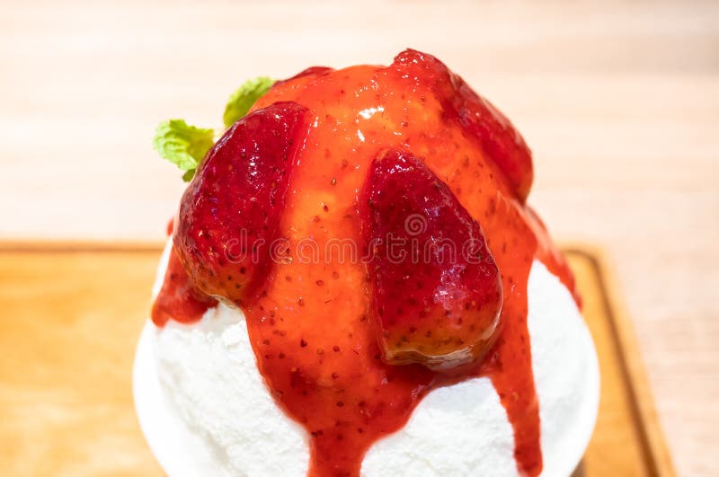 Aardbei Koel Dessert Bingsu, Koreaans-dessert-bing-soo Stock Afbeelding ...