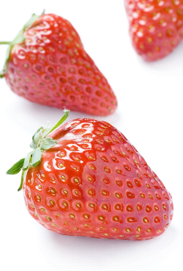 Aardbeien op witte Plaat stock afbeelding. Image of sappig - 13142717