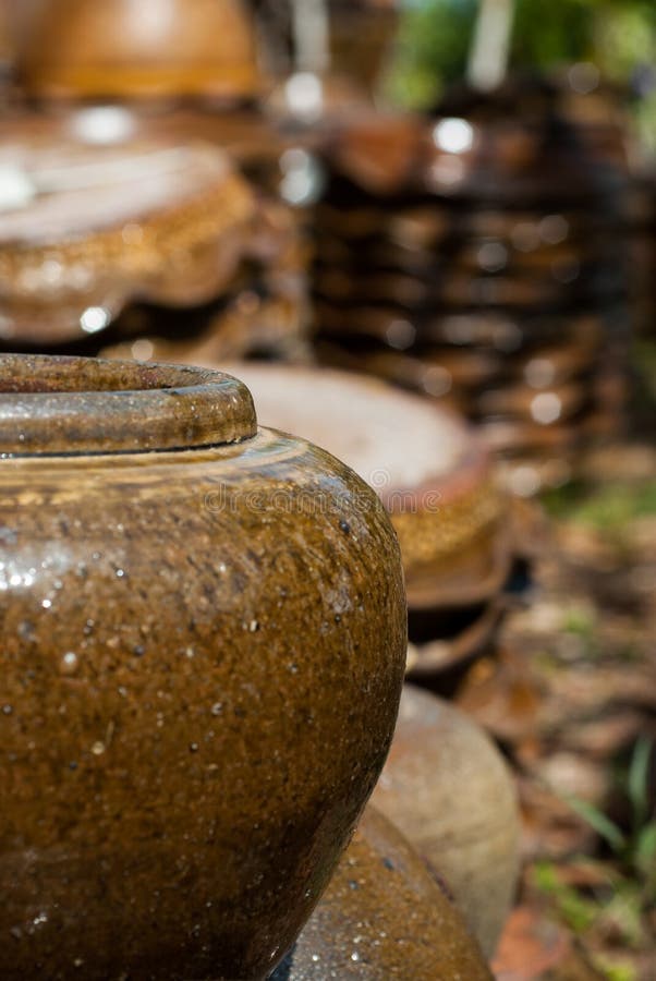 Aarden kruik stock foto. Image of traditioneel, aardewerk - 37659272
