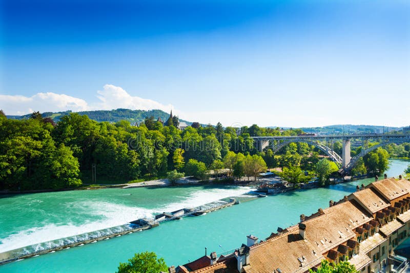 Bern-und Aare Fluss stockfoto. Bild von dach, bern, ziegelstein - 10976846