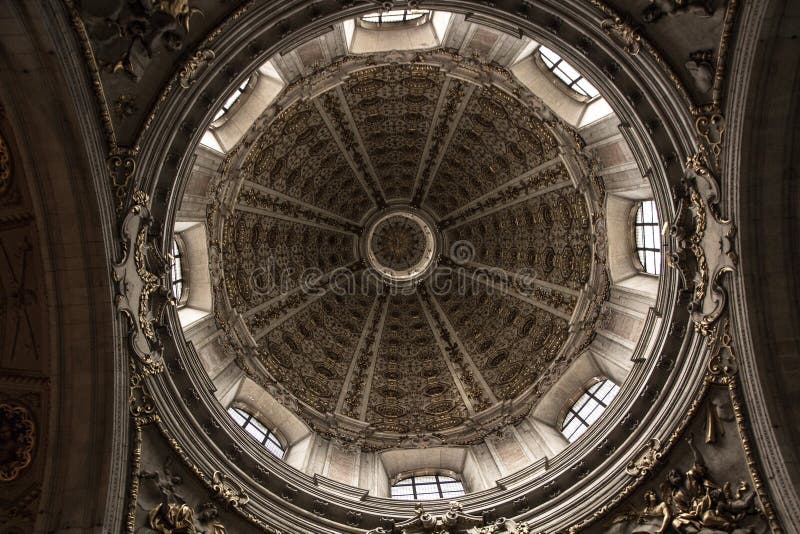Abóbada Dentro Da Catedral De Como Como, Lombardy, Italia Foto de Stock ...