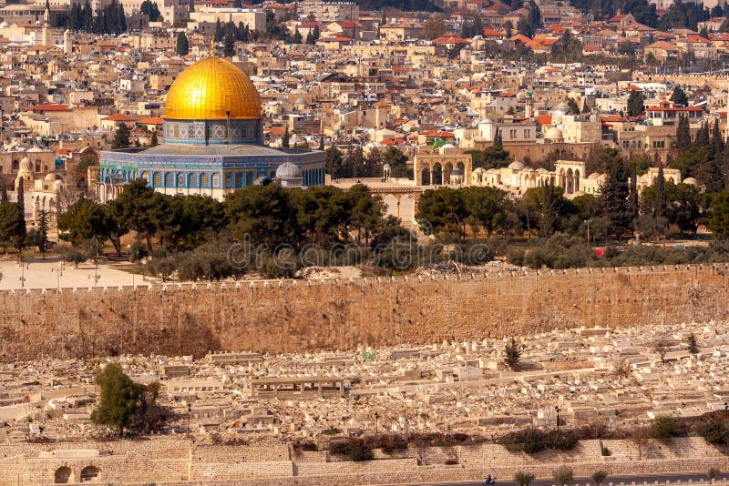 Vista Sobre Jerusalém E O Monte Do Templo Com O Domo Da Rocha E O Monte ...