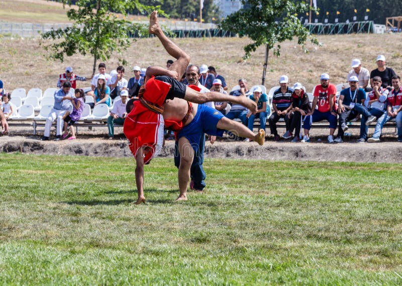 Aba Die is Het Traditionele Turkse Worstelen Worstelen Redactionele ...