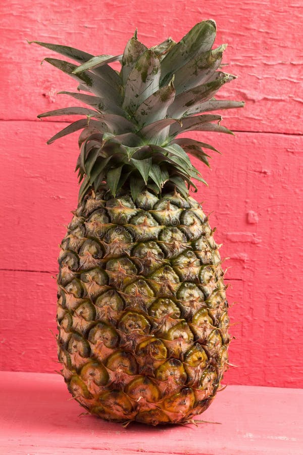 Abacaxi Na Madeira Cor-de-rosa Imagem de Stock - Image of gostoso ...