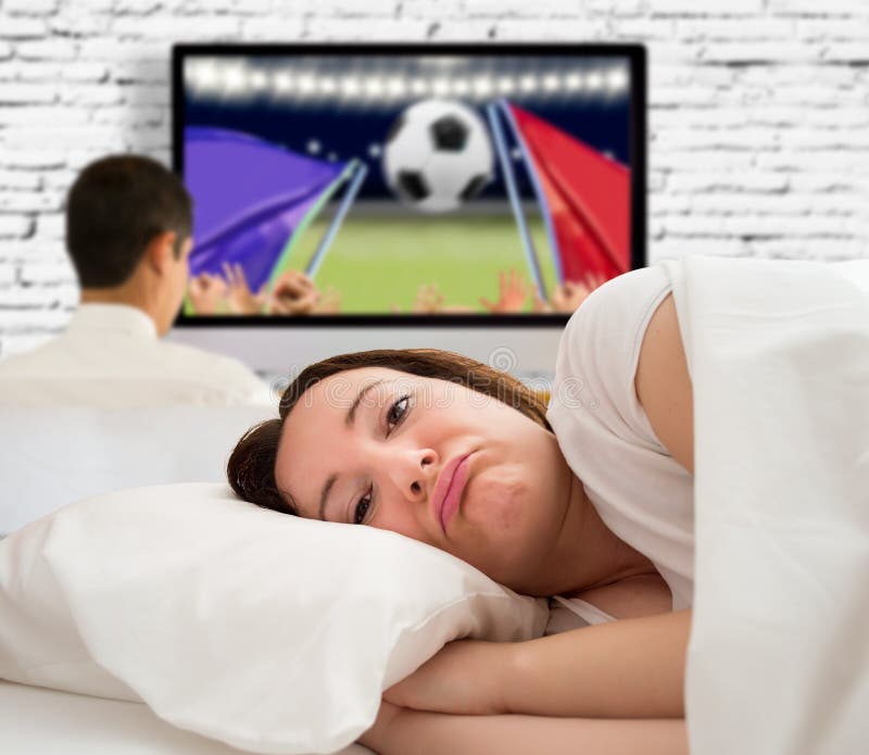 Mujer que es espiada imagen de archivo. Imagen de espiada - 43921135