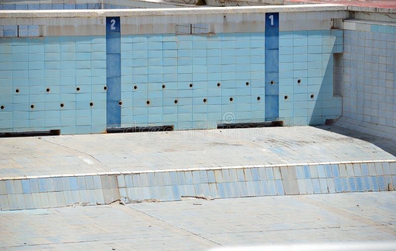 Empty abandoned pool stock image. Image of grungy, empty - 121566505