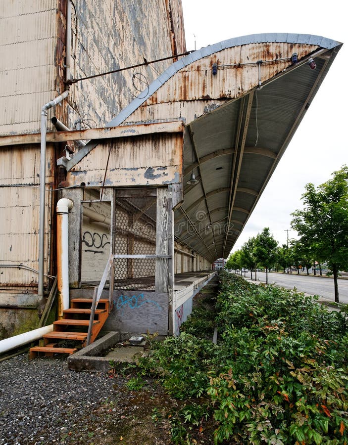 23+ Loading dock door Free Stock Photos - StockFreeImages