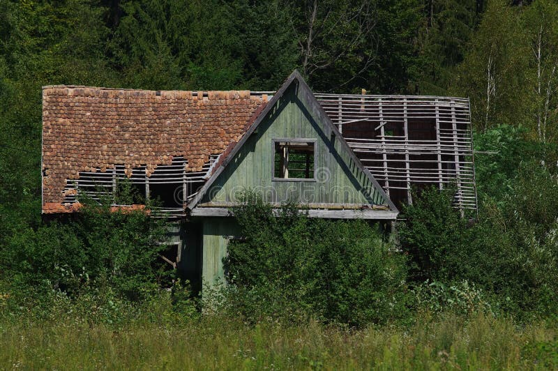 Abandoned old log cabin stock image. Image of foreclosed - 98731277