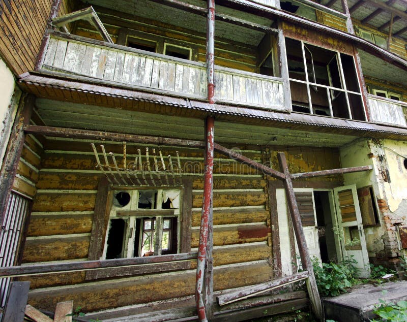 Abandoned run down house stock image. Image of smashed - 20301801