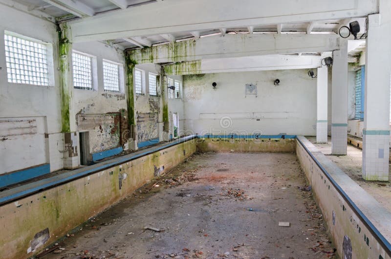 Abandoned swimming pool stock image. Image of failure - 41575987