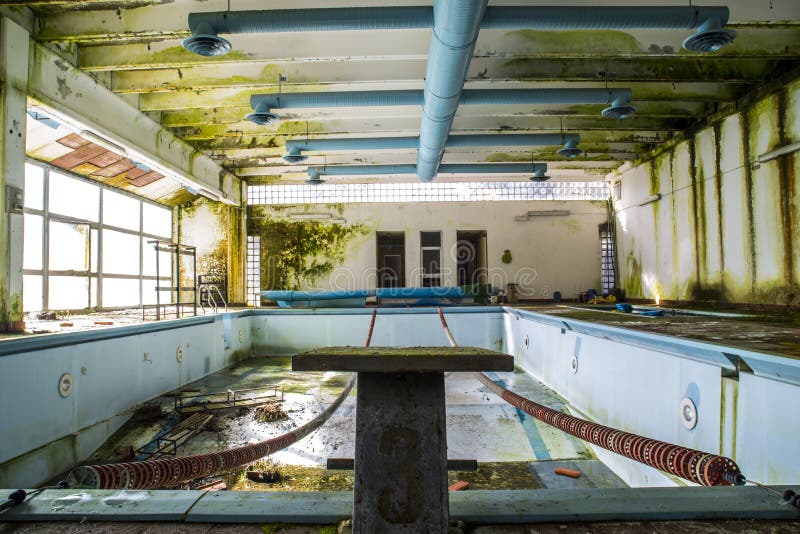 Abandoned swimming pool stock image. Image of ruin, overgrown - 28013327