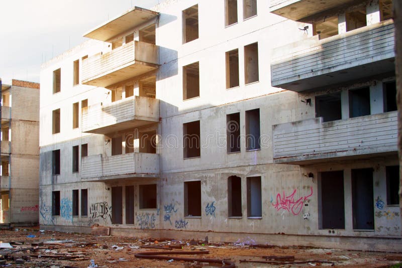 Abandoned unfinished house editorial stock image. Image of city - 107173639