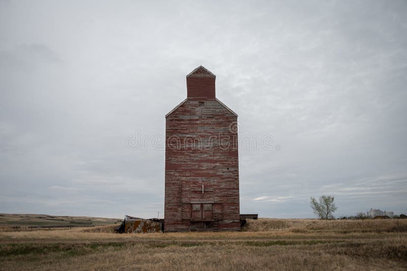 Abandoned Wheat Pool Elevator Stock Photo - Image of buildings, prairie ...