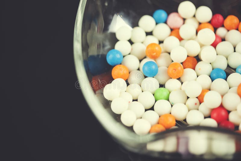 Abastecimiento De La Tabla Con Las Almendras Coloreadas Imagen de ...