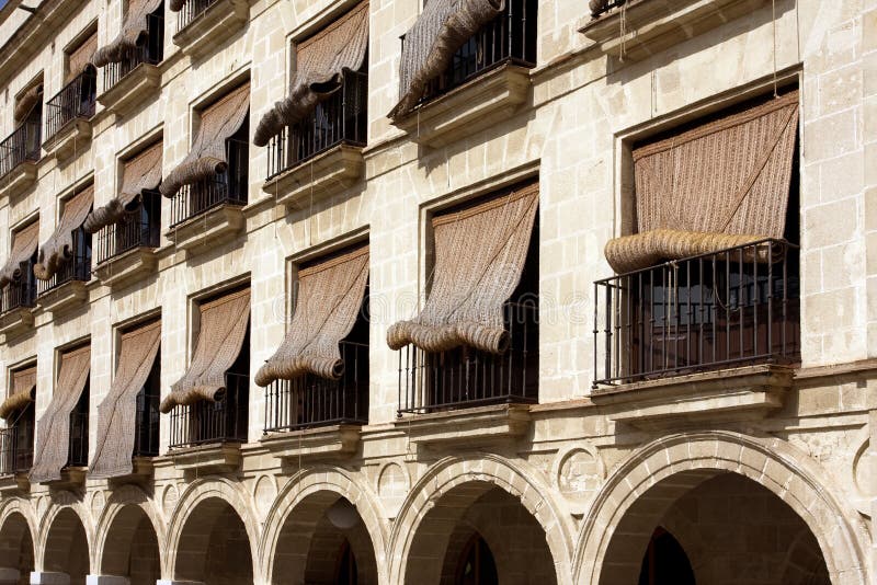 Abat-jour De Paille Au-dessus De Windows En Espagne Image stock - Image ...