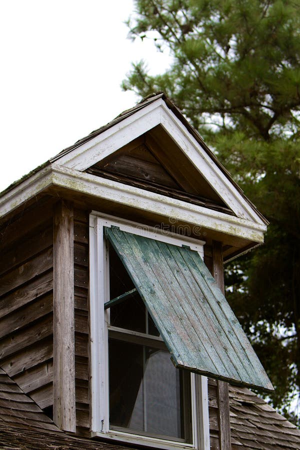 Abbaino con l'otturatore fotografia stock. Immagine di granaio - 45243906