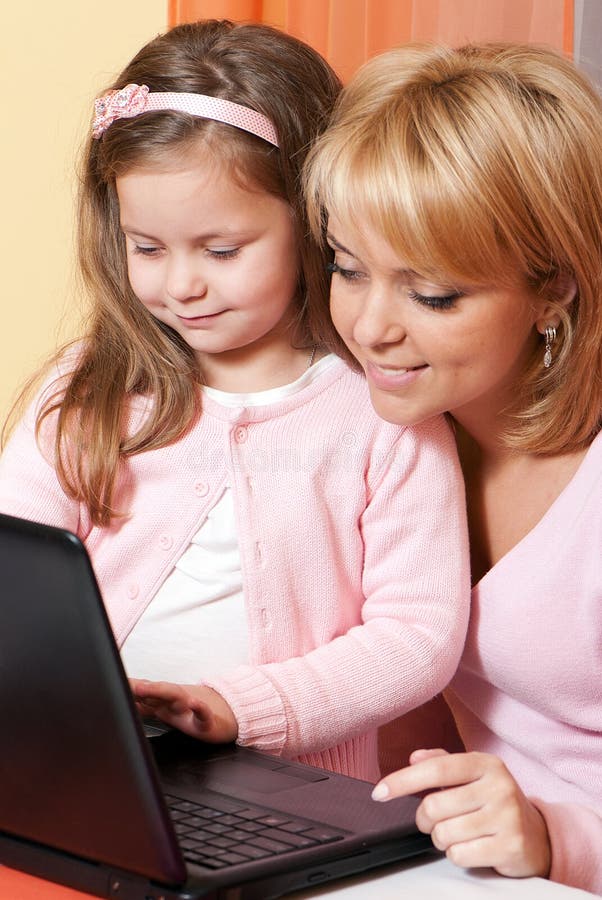Abbildung Der Mutter Und Des Kindes Mit Laptop-Computer Stockbild ...