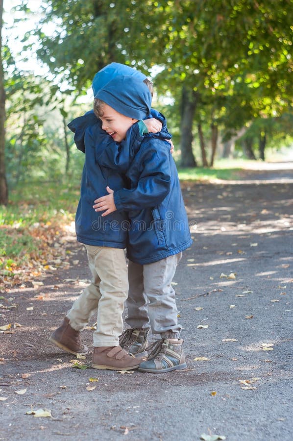 Abbraccio Dei Fratelli Di Gemelli Monozigoti Immagine Stock - Immagine ...
