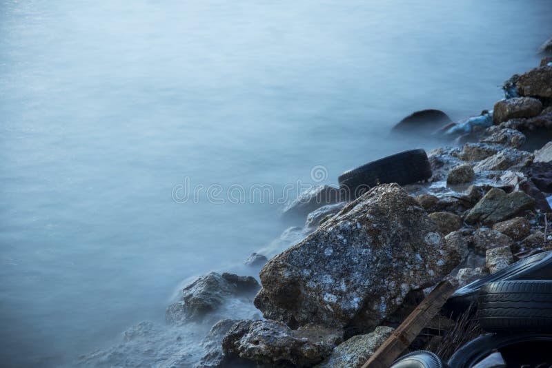 Abfall, Plastik, Holz, Oberteil Und Rad Auf Dem Strand Stockbild - Bild ...