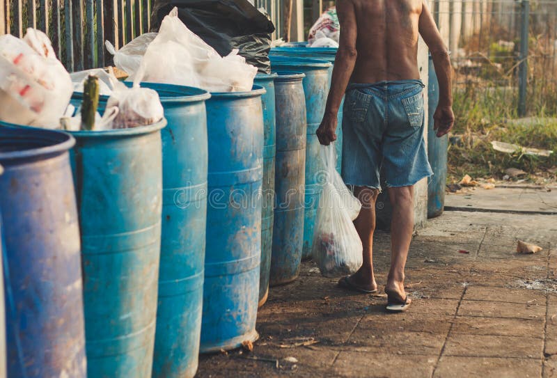 Abfallabfall Im Beh?lter in Der Stadt Stockbild - Bild von ansammlung ...