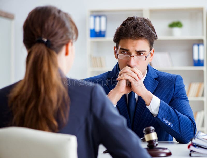 El Abogado Que Habla Con Su Cliente En Oficina Imagen de archivo ...