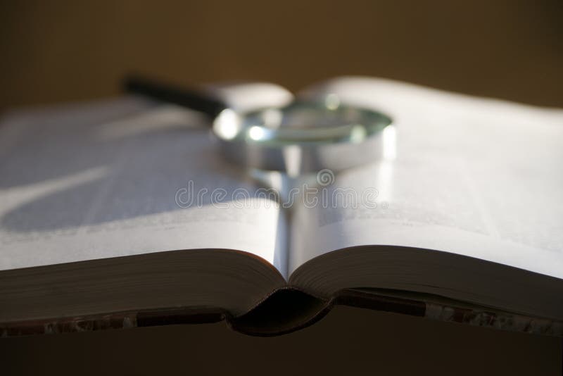 Lupa en el libro abierto imagen de archivo. Imagen de escritorio - 81291669