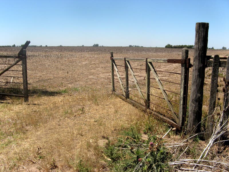Abra La Puerta De La Granja Foto de archivo - Imagen de puerta ...