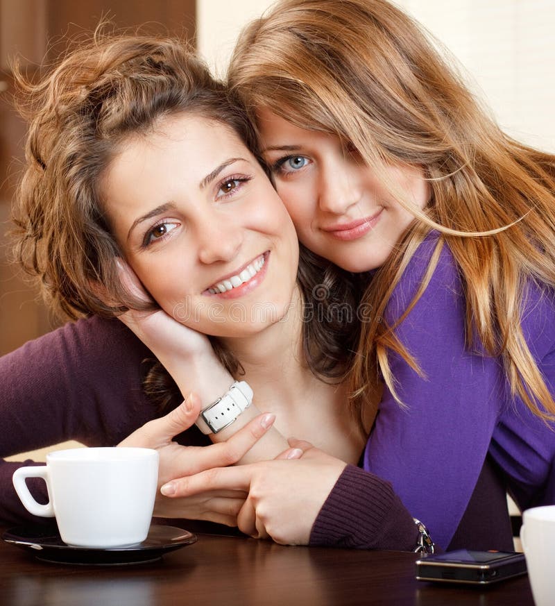 Abrazo de dos amigos foto de archivo. Imagen de brillante - 10815050