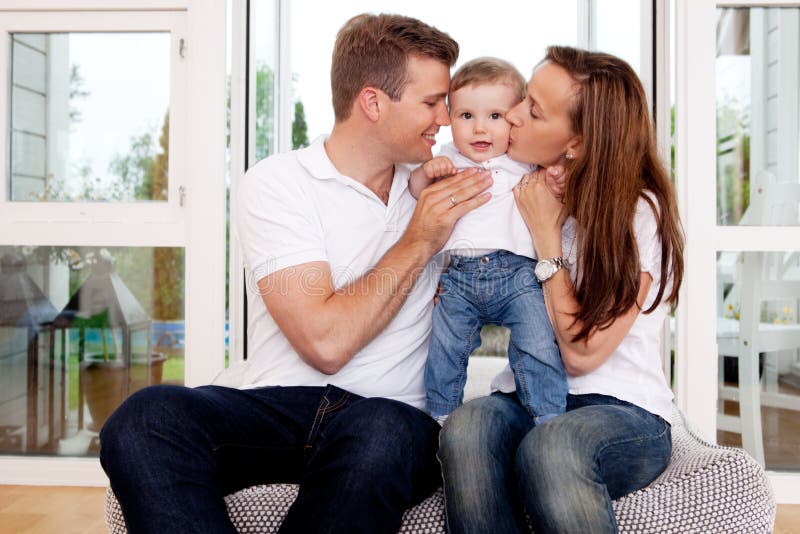 Abrazo de la familia imagen de archivo. Imagen de sano - 21081067