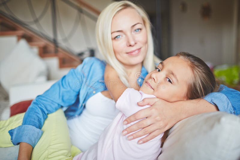 Abrazo de la familia foto de archivo. Imagen de hembra - 54945288