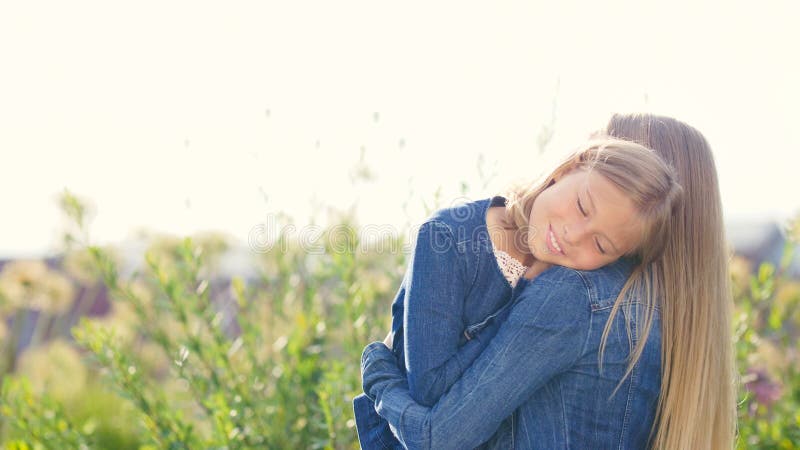 Familia Joven Con Dos Niños Foto de archivo - Imagen de bebé, adulto ...