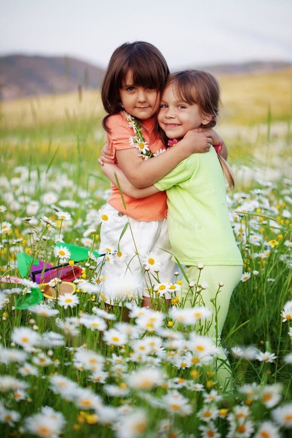 Abrazo de los amigos imagen de archivo. Imagen de resorte - 24014541