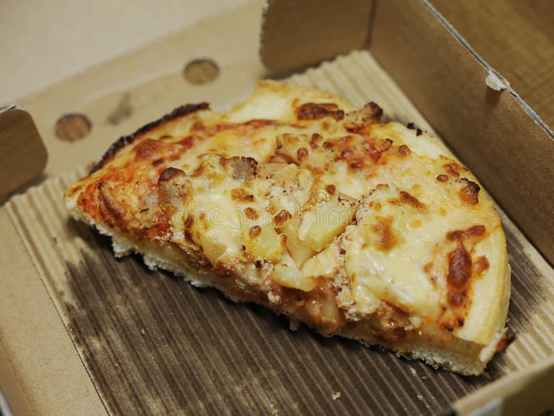 Abschluss in Halbe Pizza Im Satzkasten Stockbild - Bild von satz, halb ...