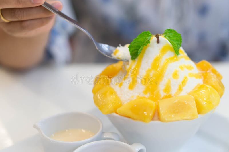 Abschluss Herauf Mango Bing SU Mit so?en in Der Wei?en Platte Stockfoto ...