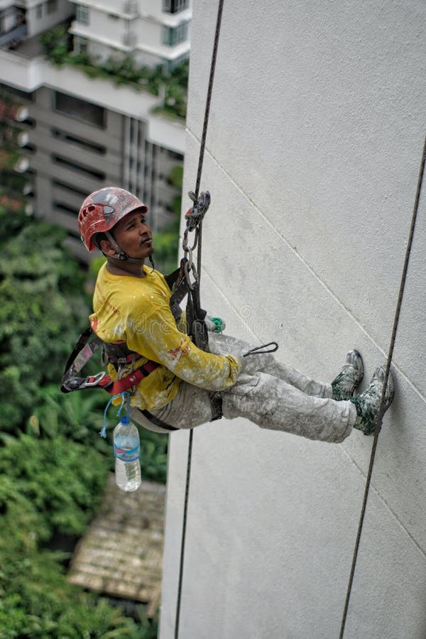 ABSEILING editorial image. Image of safetyharness, building - 135601130