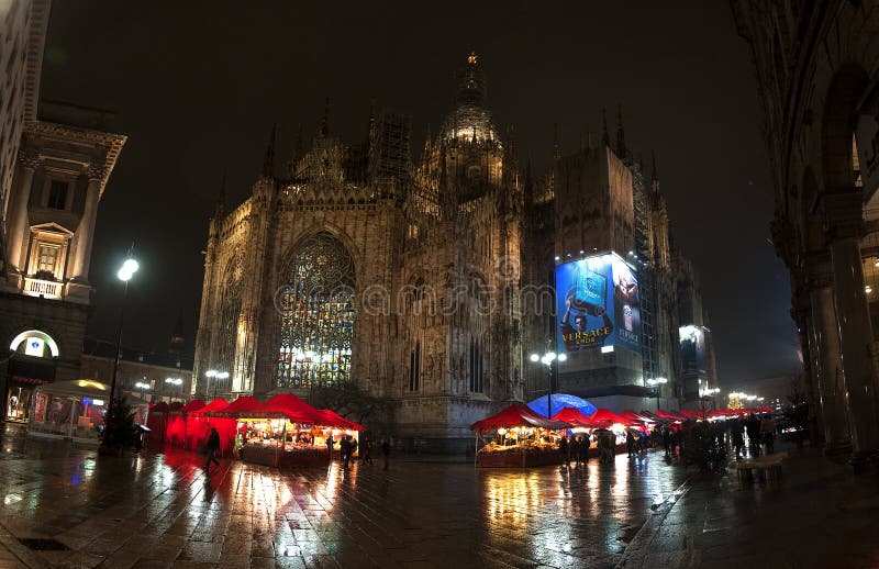 Milan - Marché de Noël image stock éditorial. Image du marché - 35878394