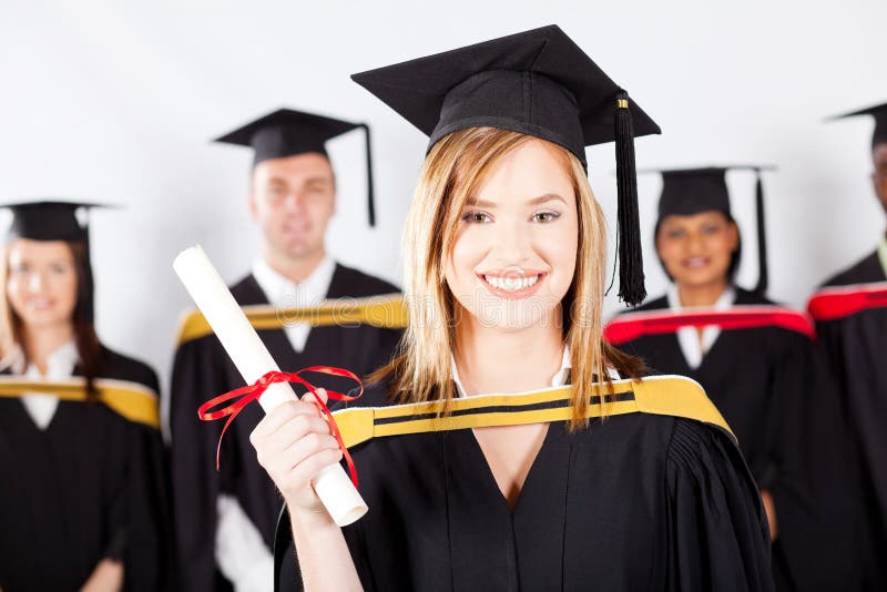 Glückliche Absolvent in Den Mörsern Und Kleider, Haupt- Und Schultern ...