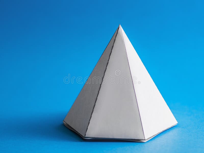 Abstrakte Feste Pyramidenform Stockbild - Bild von geometrie, spitz ...